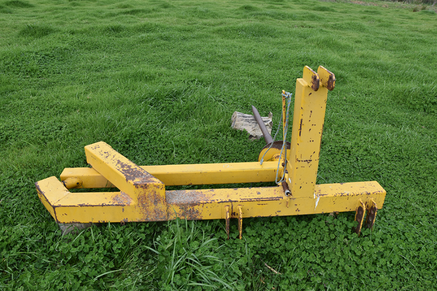 Lot 12 - Round Bale Feed Out Spike | AuctionsPlus