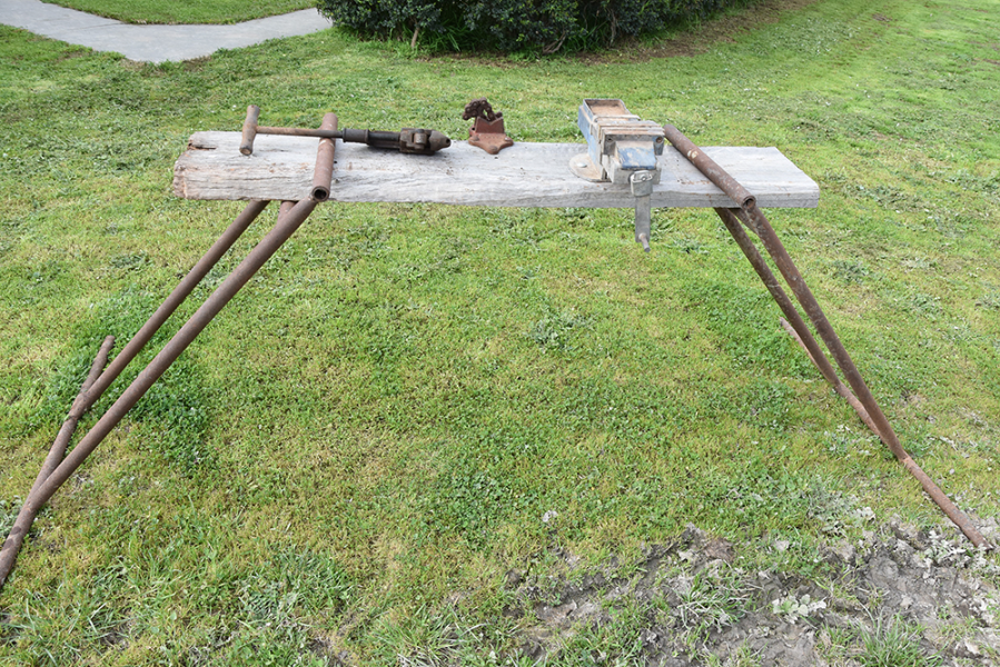 Lot 49 - Pipe Vice, Pipe Cutters & Trestle | AuctionsPlus