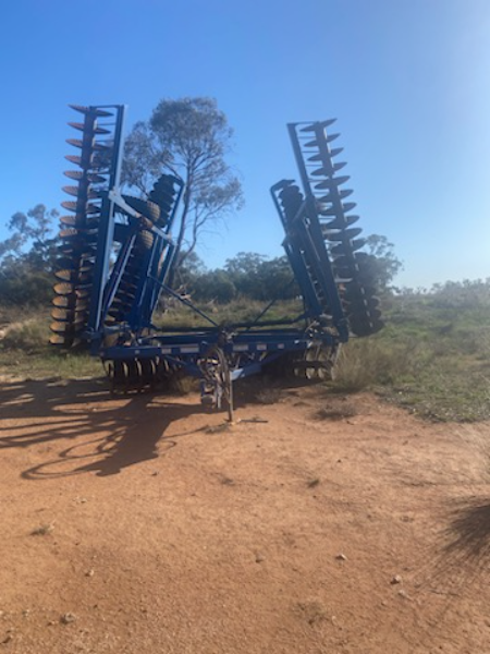 Lot 35 - Grizzly 108 Plate offset discs | AuctionsPlus