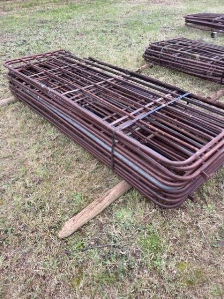 Lot 37 - 12 x 8 ft x3 ft second hand gates | AuctionsPlus