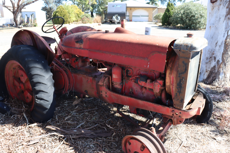 Lot 22 - International W9 rubber tyred tractor, not running | AuctionsPlus