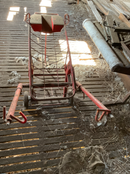 Lot 173 - Lamb marking cradle | AuctionsPlus