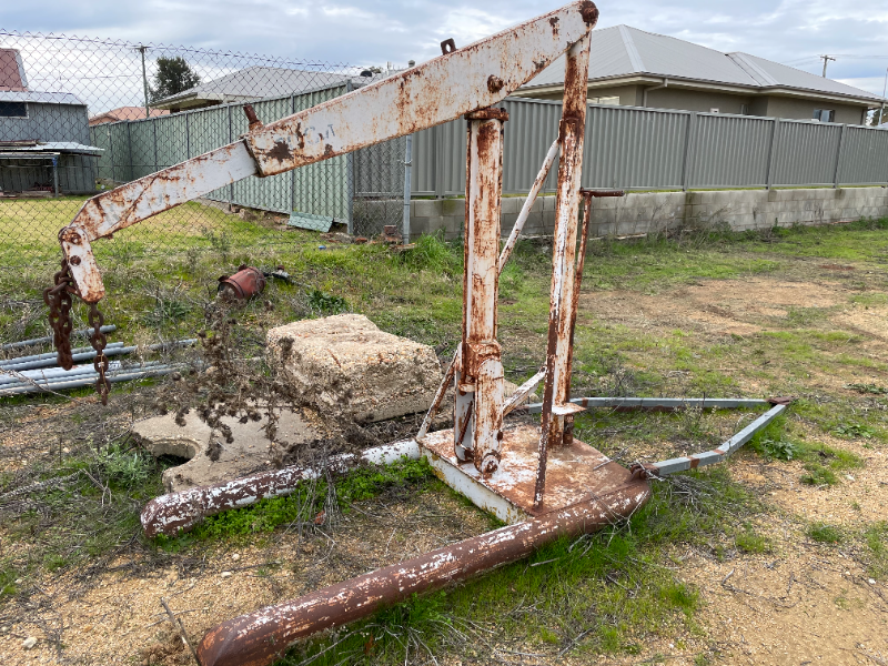 Lot 98 - Engine Hoist | AuctionsPlus