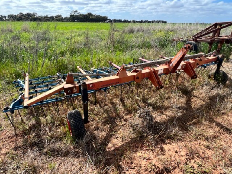 Lot 99 - Finger Rake | AuctionsPlus