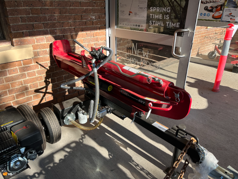 LOT 93 - COX PROFESSIONAL 32 TON LOG SPLITTER | AuctionsPlus