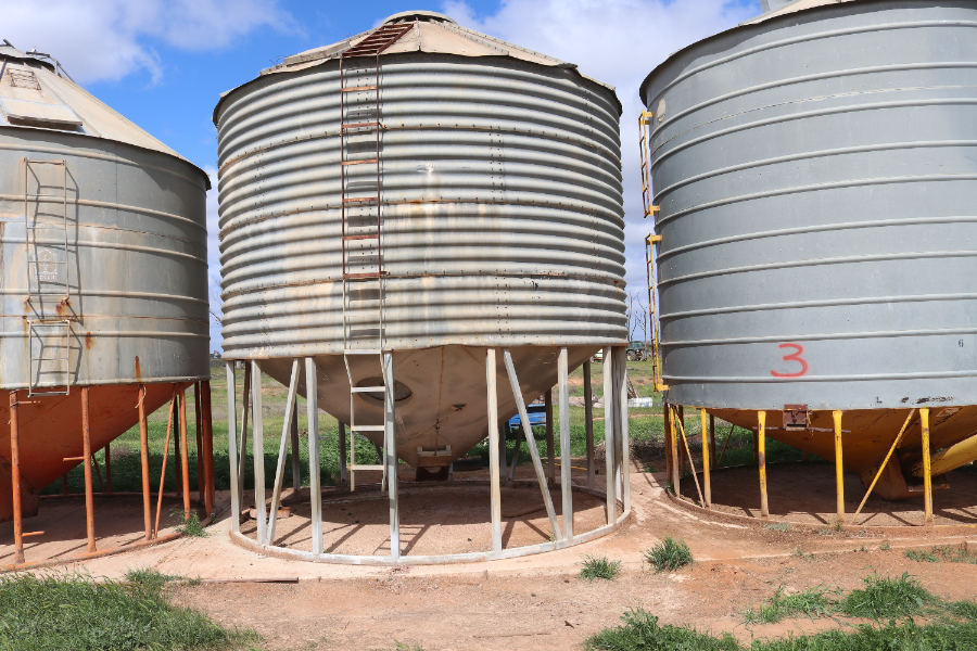 Lot 35 - Homemade corrugated side silo on concrete slab. | AuctionsPlus