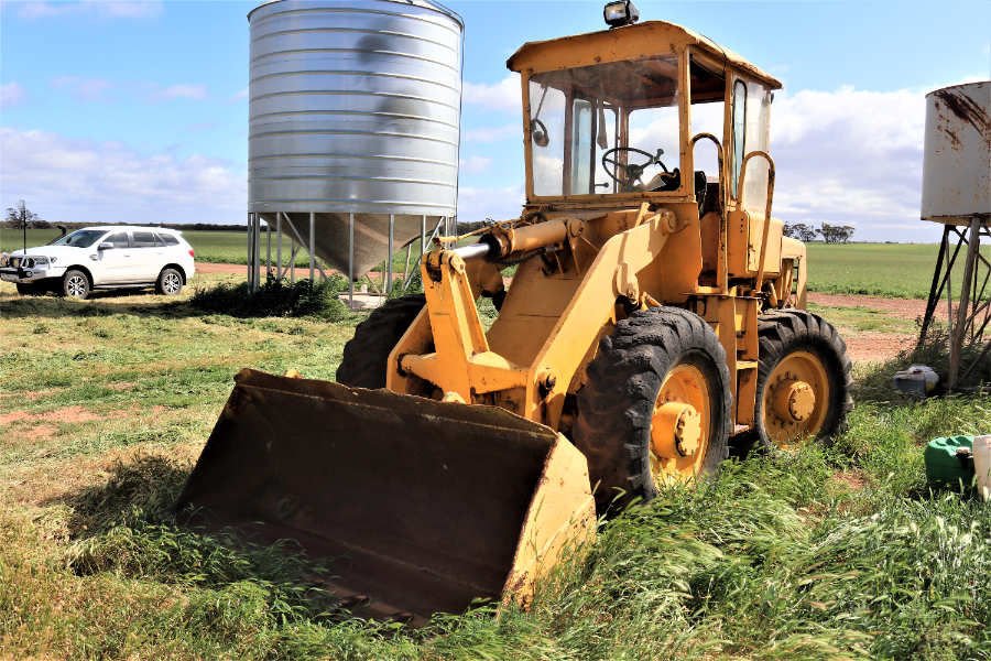 Lot 41 - International Payloader front end loader. | AuctionsPlus