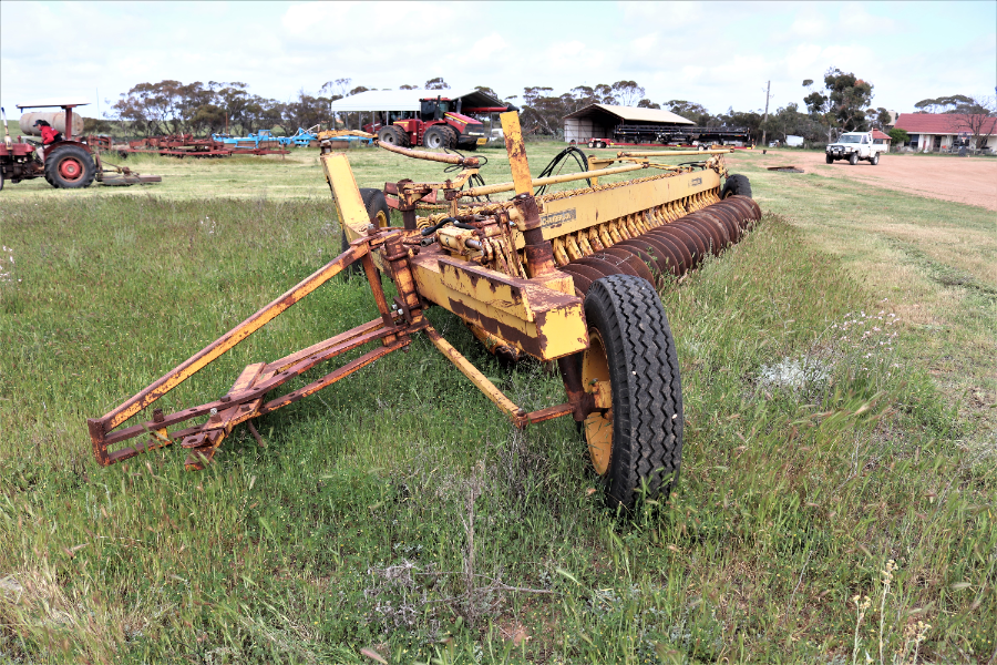 Lot 54 - Chamberlain 30 plate hydraulic disc plough. | AuctionsPlus
