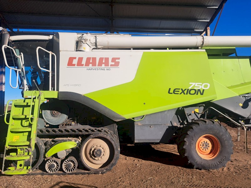 Lot 3 - 2010 Claas 750 Lexion Terratrack Header and Front | AuctionsPlus