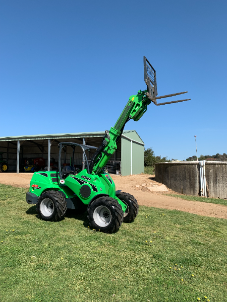 Lot 2 - 2021 Avant Loader 860i Including 4 in 1 Bucket & Pallet Forks ...