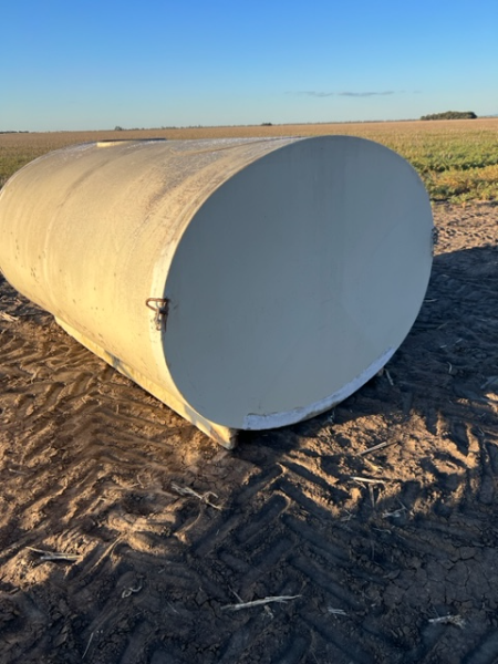 Lot 152 - 1000 Gallon (4500 litre) fiberglass water tank. Built in ...