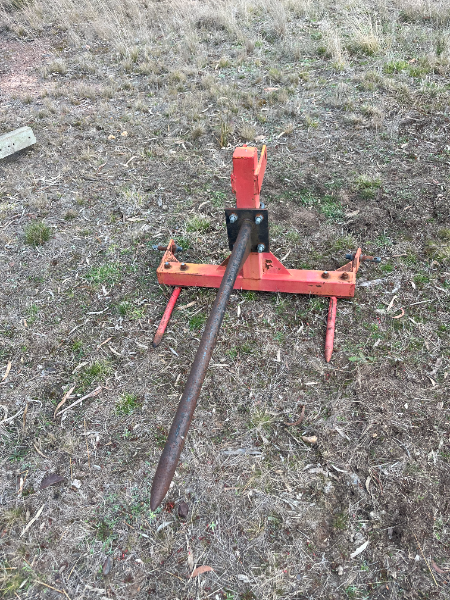 Lot 76 - 3 Point Linkage Round Bale Lifter | AuctionsPlus