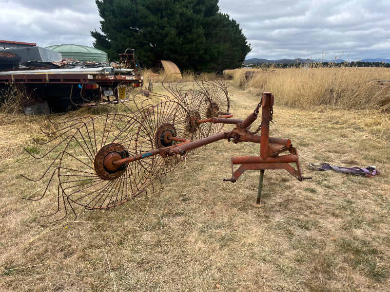 Lot 29 - Hay rake | AuctionsPlus