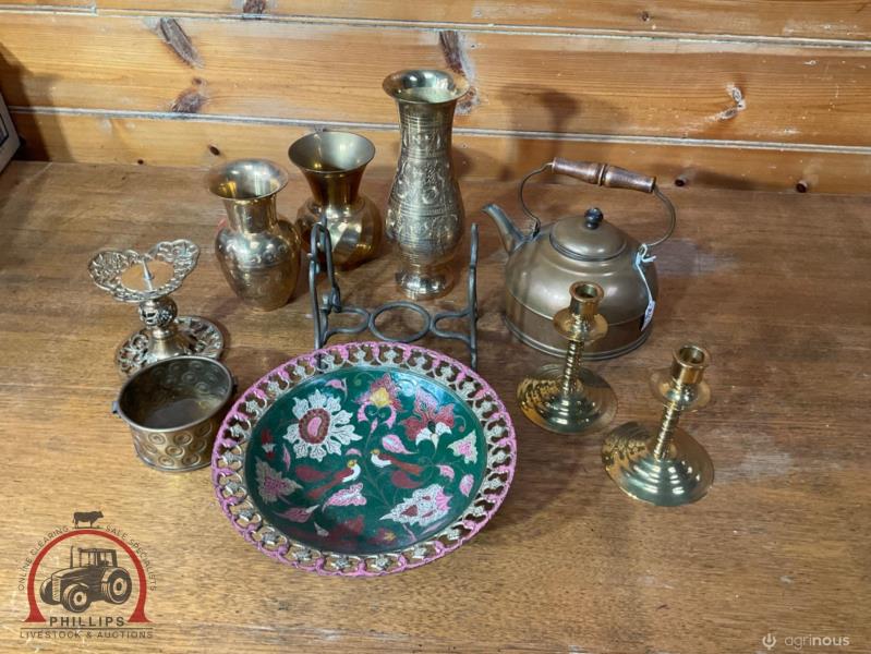 Lot 133 - Assorted brass items | AuctionsPlus
