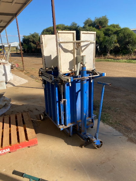 Lot 17 - Lyco Electric Woolpress | AuctionsPlus