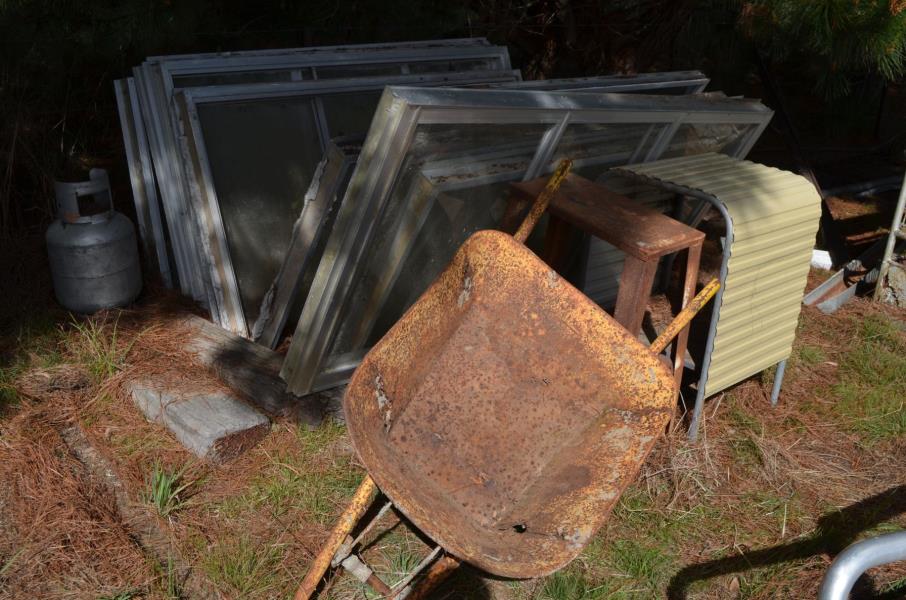 Lot 288 - 10 x Aluminium Windows and Assorted Sundries | AuctionsPlus