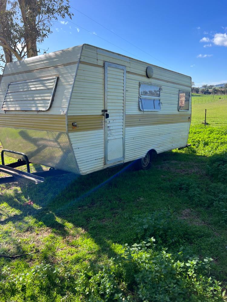 Lot 200 - Freeway Caravan | AuctionsPlus