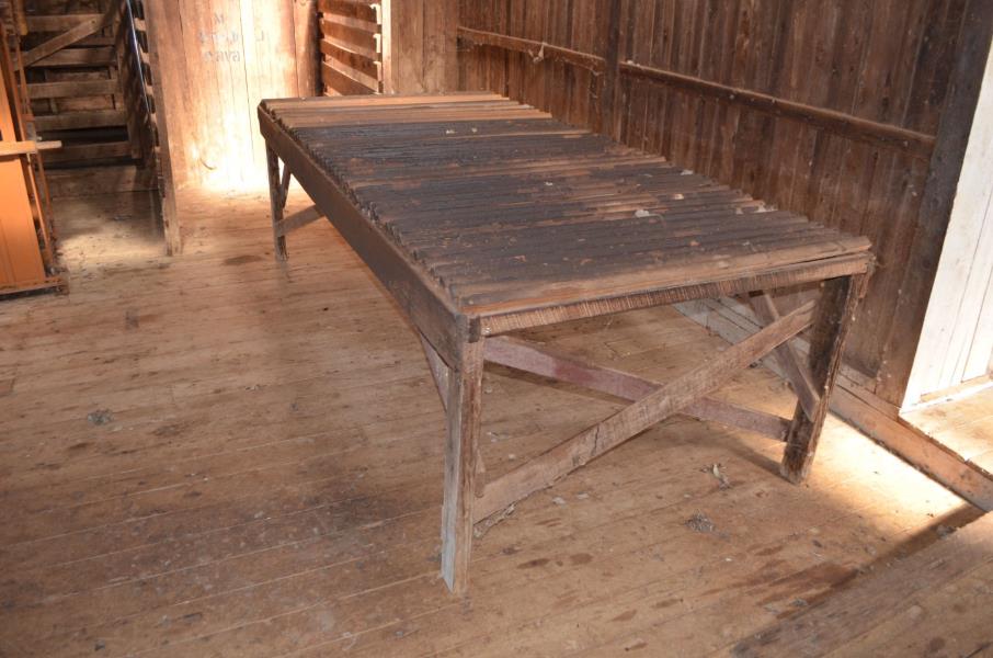 Lot 76 - Wooden wool table 9’ 7” x 4’ 7” | AuctionsPlus