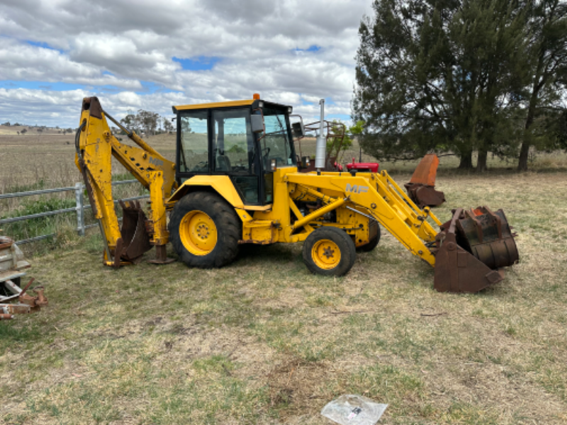 Lot 130 - Massey Ferguson Backhoe 4-1 Bucket 3 Digging Buckets ...