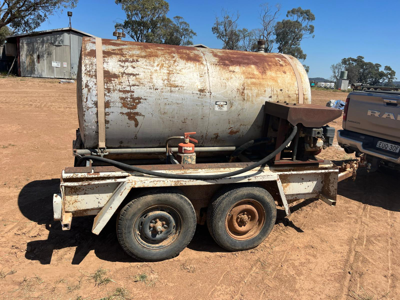 Lot 35 - 2200L Diesel fuel tank on bogie axel trailer | AuctionsPlus