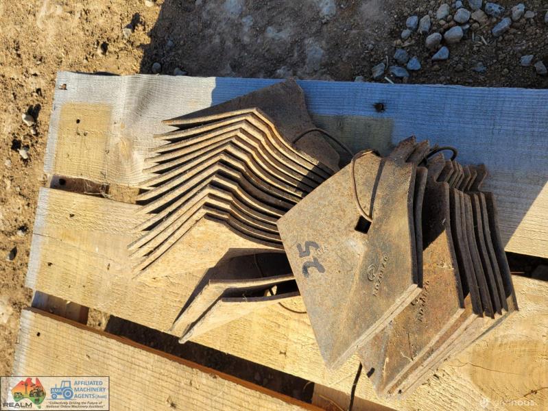 Lot 94 - New Scarifier Points (25x 6') | AuctionsPlus