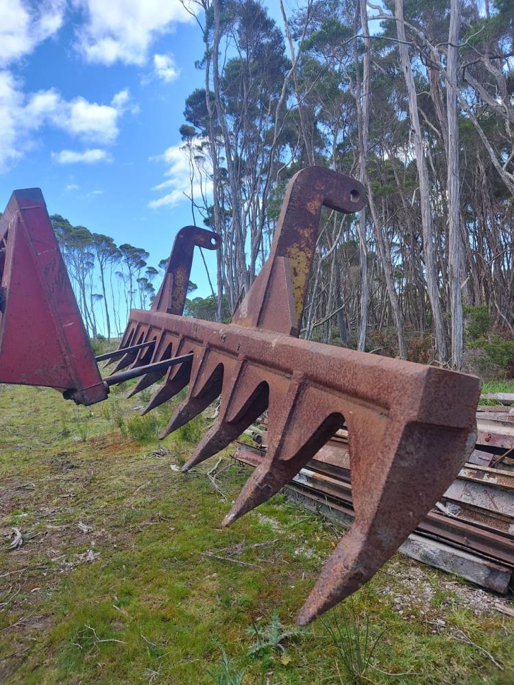 Lot 185 - Bulldozer Stick Rake | AuctionsPlus