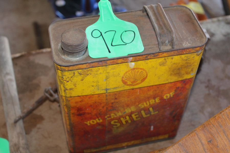 Lot 920 - Shell Tin | AuctionsPlus