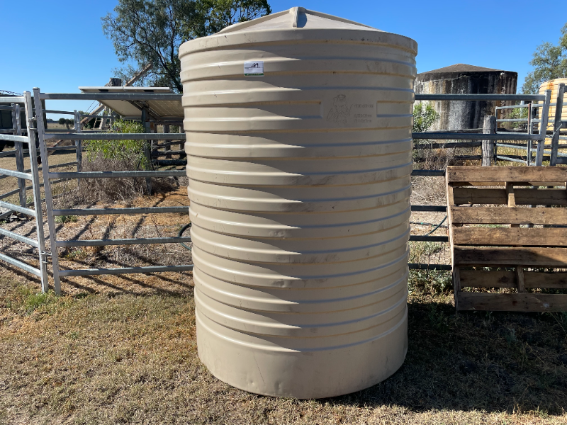 Lot 49 - Camel Tank 3200 litre (704gal) factory seconds | AuctionsPlus