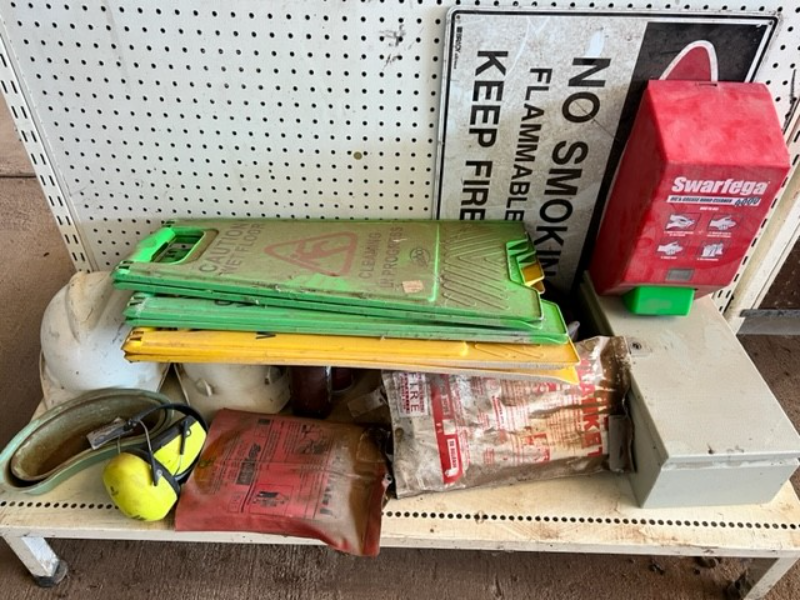 Lot 335 - Assorted Items | AuctionsPlus