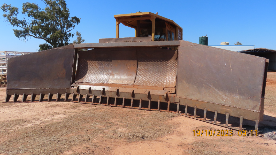 Lot 2 - Walk-in Stick Rake | AuctionsPlus