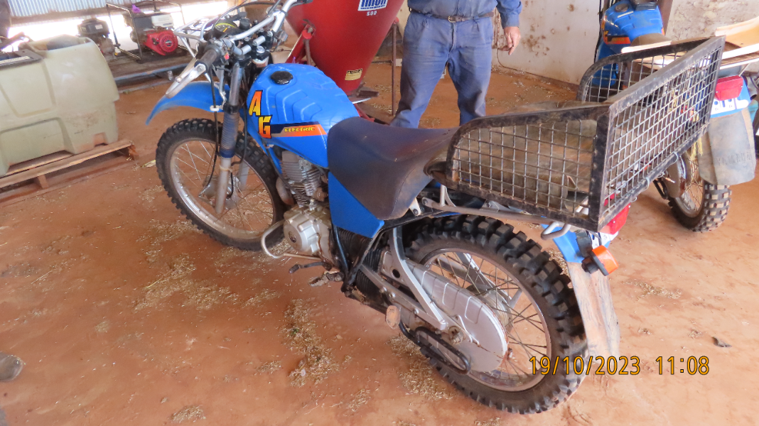 Lot 49 - Yamaha AG 200 Electric Blue | AuctionsPlus