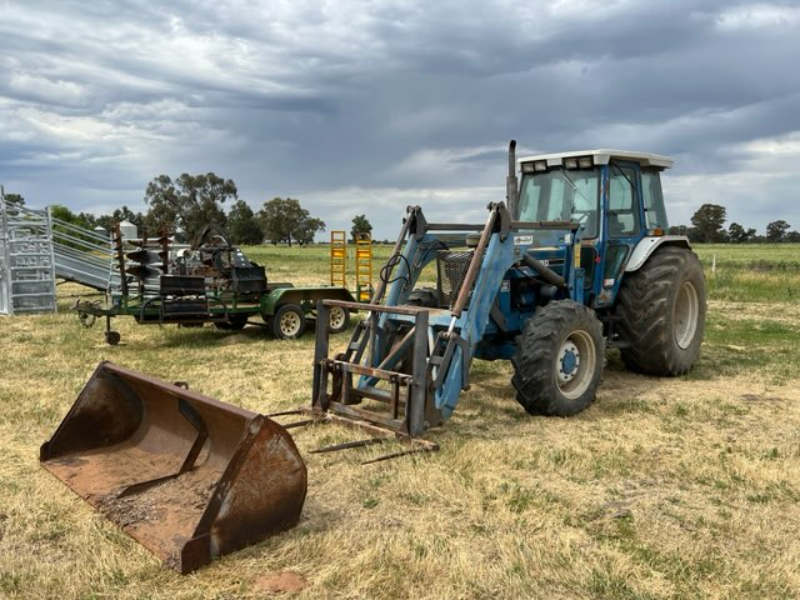 Lot 4 - Ford 7810 FWA tractor, front end loader with bucket & hay forks ...