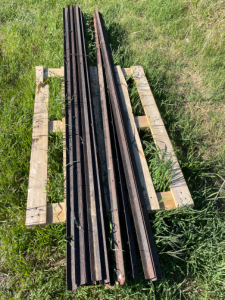 Lot 129 - 8ft steel posts | AuctionsPlus