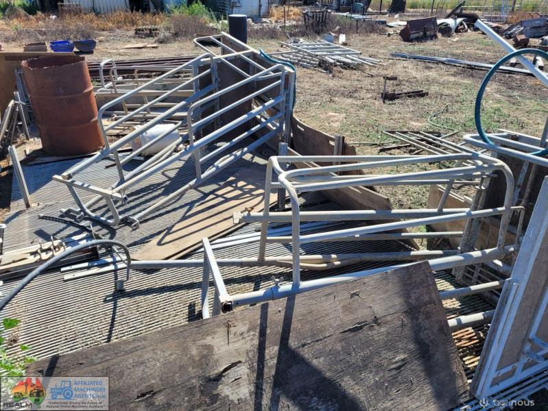 Lot 115 - 3x Good Quality Galv. Pig Farrowing Pens (2.2m x 1650 ...