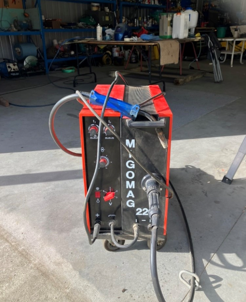 Lot 11 - Migomag 220 Mig Welder | AuctionsPlus