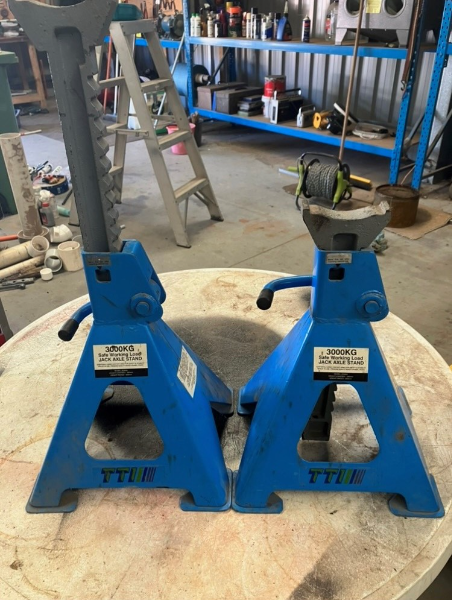 Lot 40 - 2 x 2,000kg Axle Stands | AuctionsPlus