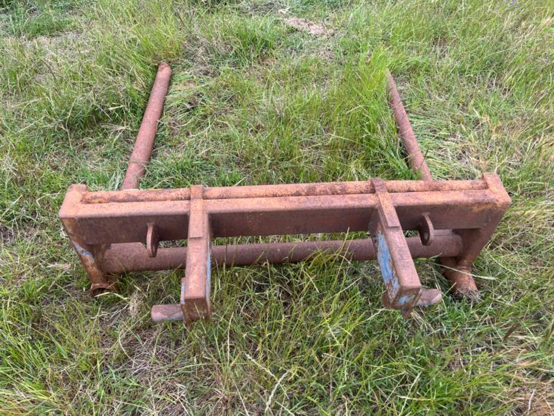 Lot 24 - HAY FORKS | AuctionsPlus