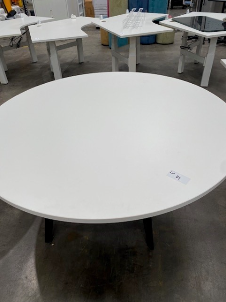 Lot 14 - Round Table | AuctionsPlus