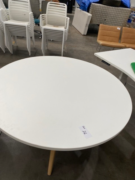 Lot 26 - Round Table | AuctionsPlus