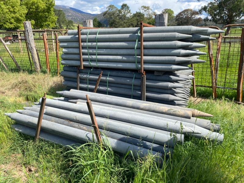 Lot 54 - Big bundle Plastic fence posts | AuctionsPlus