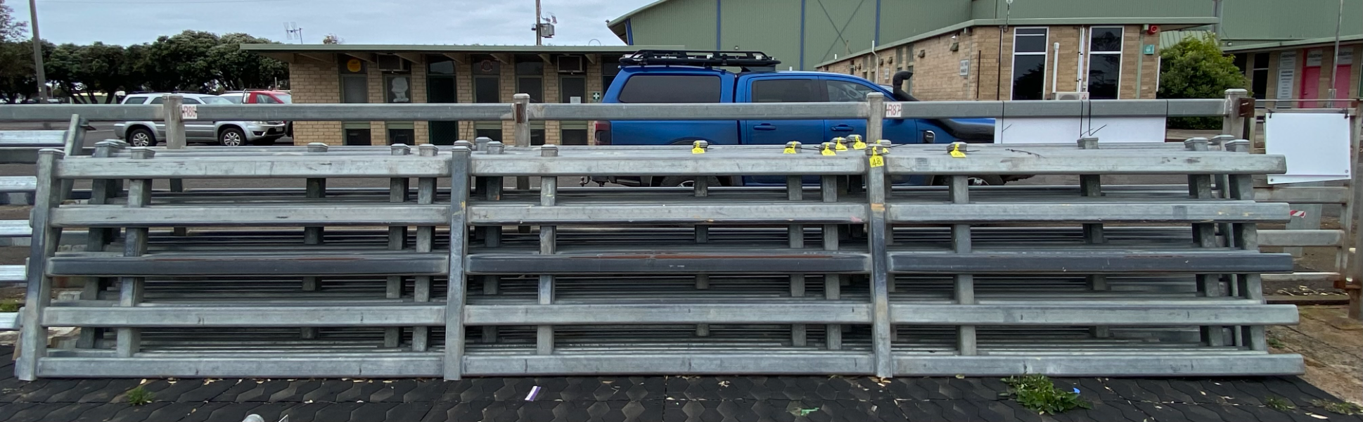 Lot 48 - Panel | AuctionsPlus