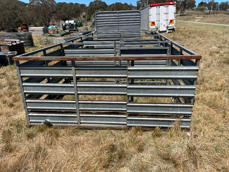 Lot 12 - Sheep/Goat Crate | AuctionsPlus