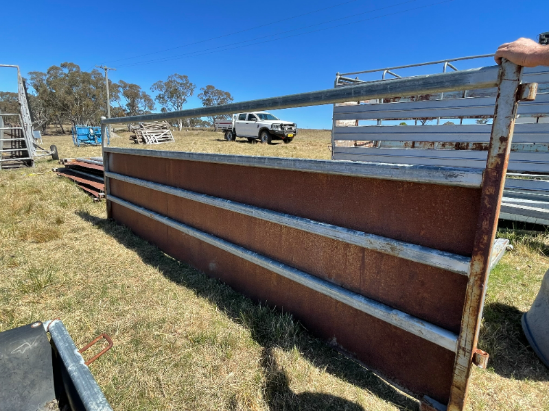 Lot 22 - 1 x Dual Purpose Panel | AuctionsPlus