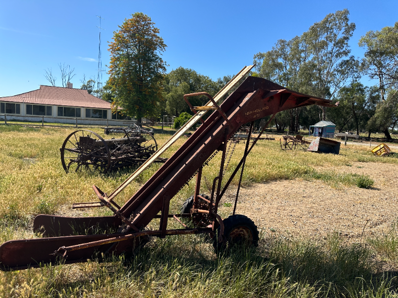 Lot 18 - New Holland 471 Hay Loader | AuctionsPlus