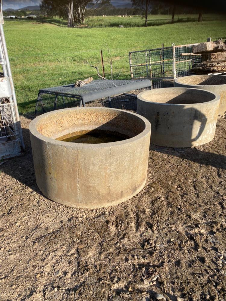 Lot 101 - Concrete Round trough | AuctionsPlus