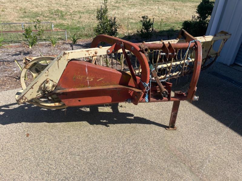 Lot 123 - New Holland 3PL 57 Rolabar hay rake | AuctionsPlus