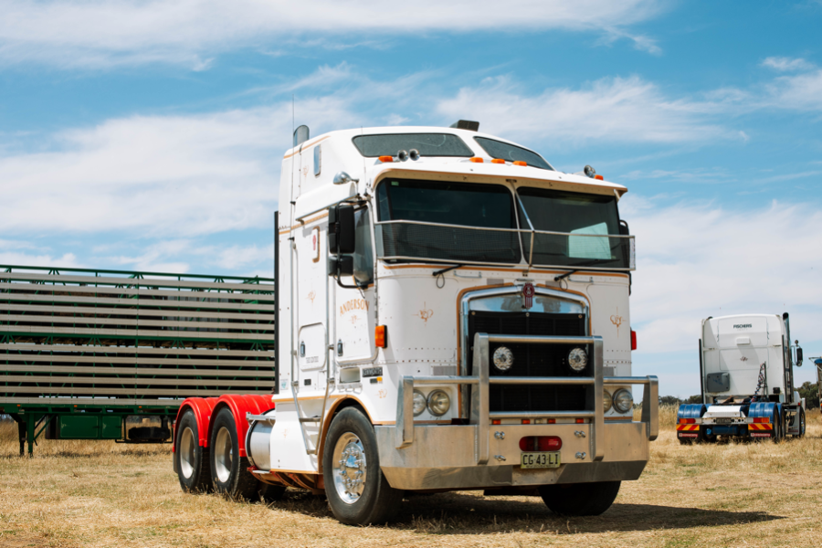 Lot 7 - 1997 Kenworth K100G | AuctionsPlus