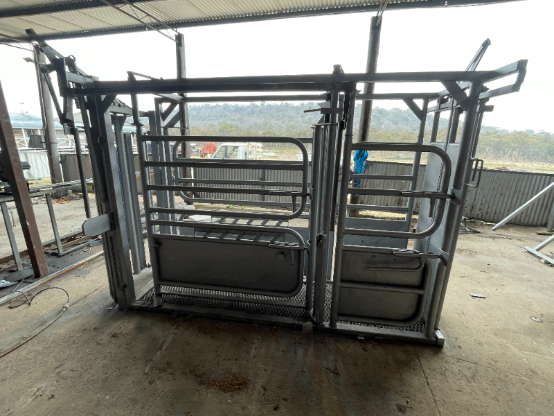 Lot 116 - Cattle Crush | AuctionsPlus