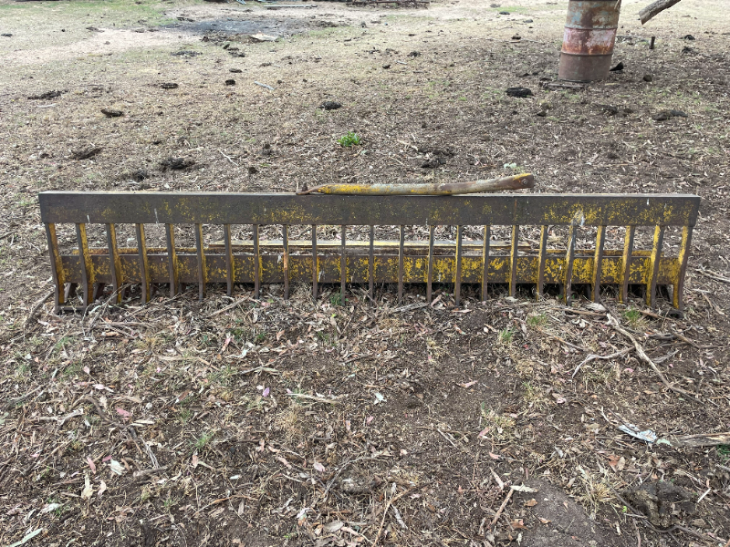 Lot 134 - Stick Rake | AuctionsPlus
