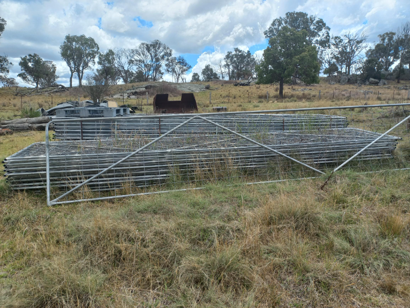 Lot 176 - 5 x 6m gates | AuctionsPlus